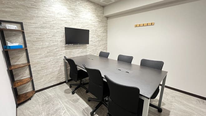 【下北沢駅から徒歩1分】モニター・フリードリンク付き6名会議室(Room A)の写真1