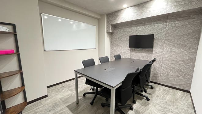【下北沢駅から徒歩1分】モニター・フリードリンク付き6名会議室(Room B)の写真1