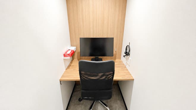 【下北沢駅から徒歩1分】モニター・フリードリンク付き1名個室(ブース8)の写真1