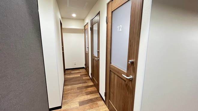 【下北沢駅から徒歩1分】モニター・フリードリンク付き1名個室(ブース10)の写真2