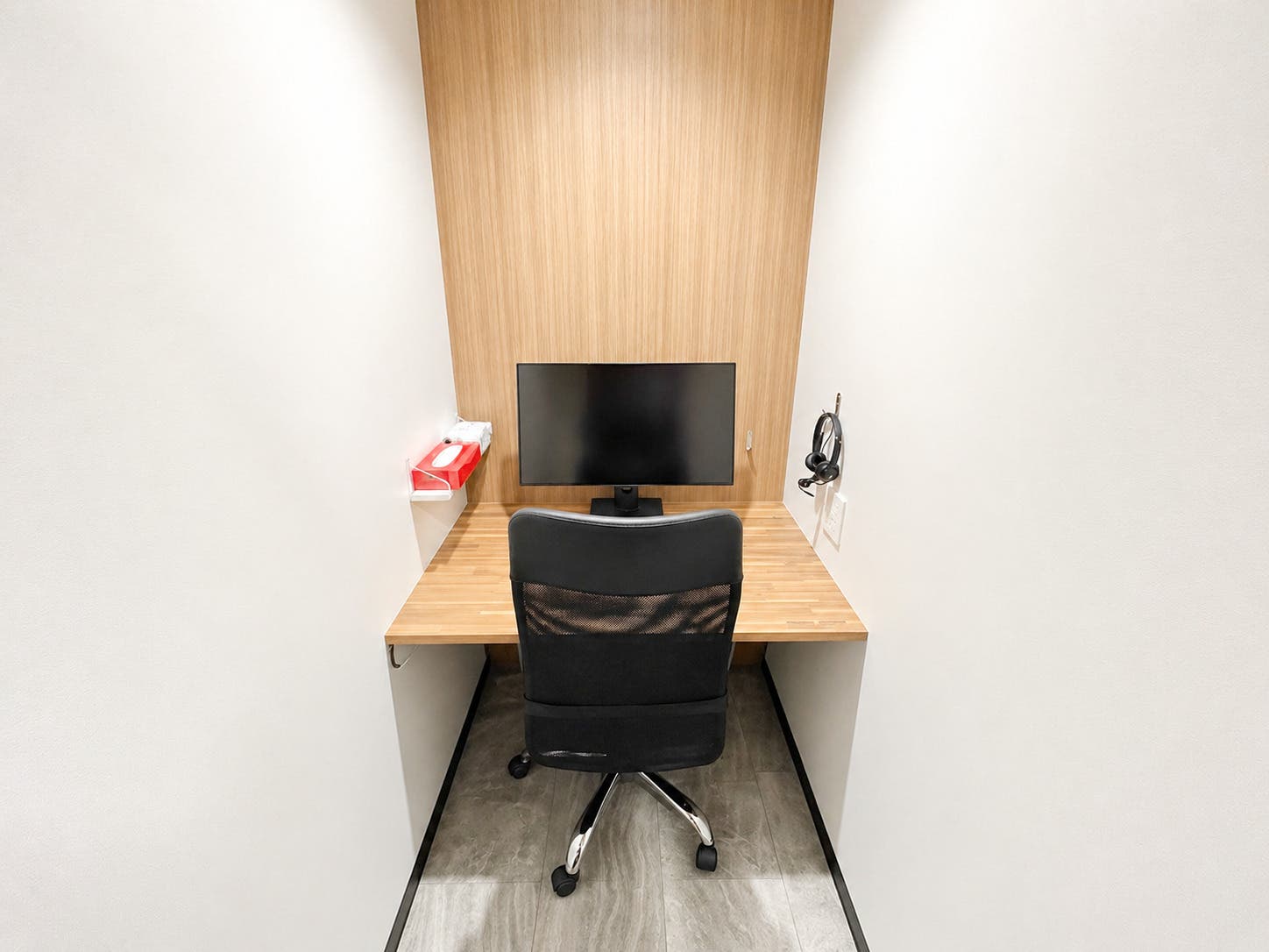 【下北沢駅から徒歩1分】モニター・フリードリンク付き1名個室（ブース12）の写真1