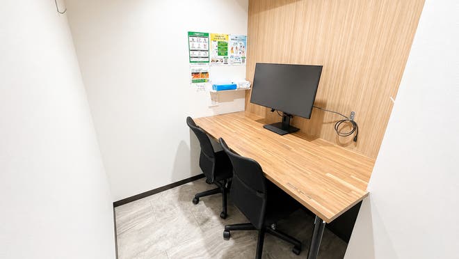 【下北沢駅から徒歩1分】モニター・フリードリンク付き2名個室(ブース5)の写真1