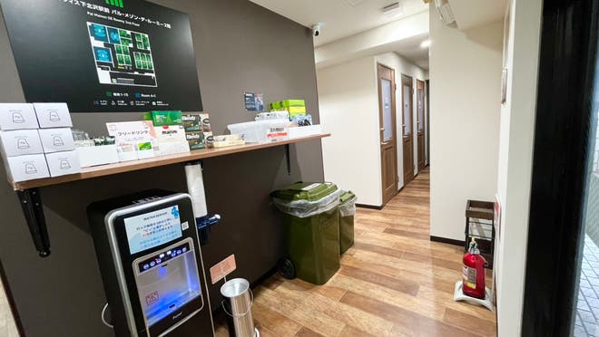 【下北沢駅から徒歩1分】モニター・フリードリンク付き2名個室(ブース5)の写真5