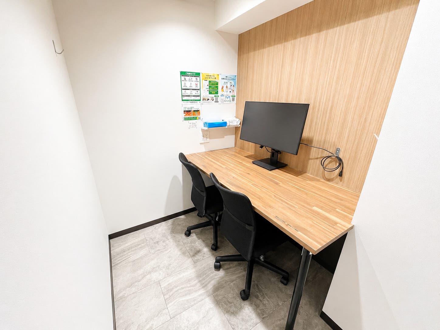 【下北沢駅から徒歩1分】モニター・フリードリンク付き2名個室（ブース6）の写真1