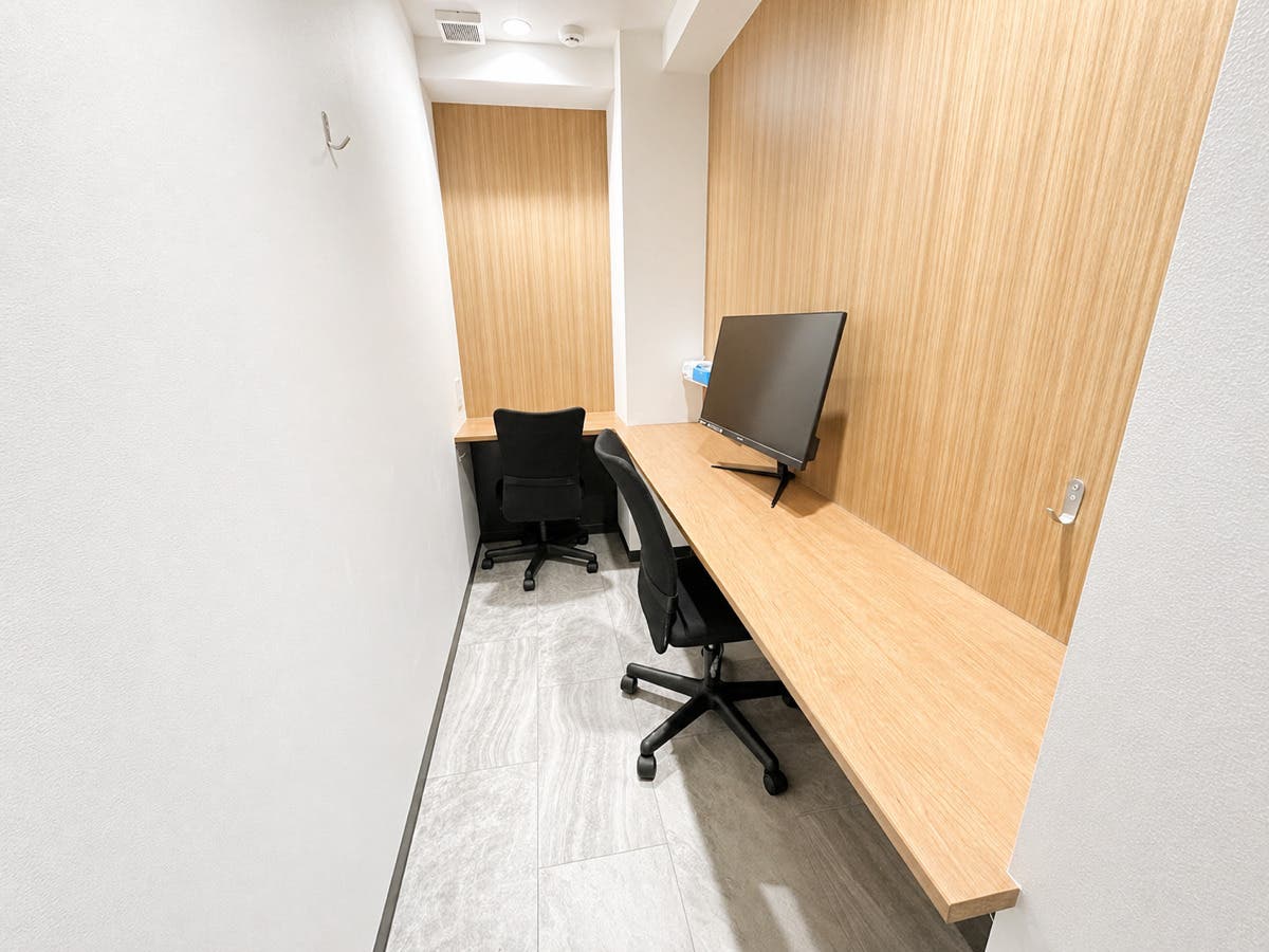 【下北沢駅から徒歩1分】モニター・フリードリンク付き2名個室（ブース9）の写真1