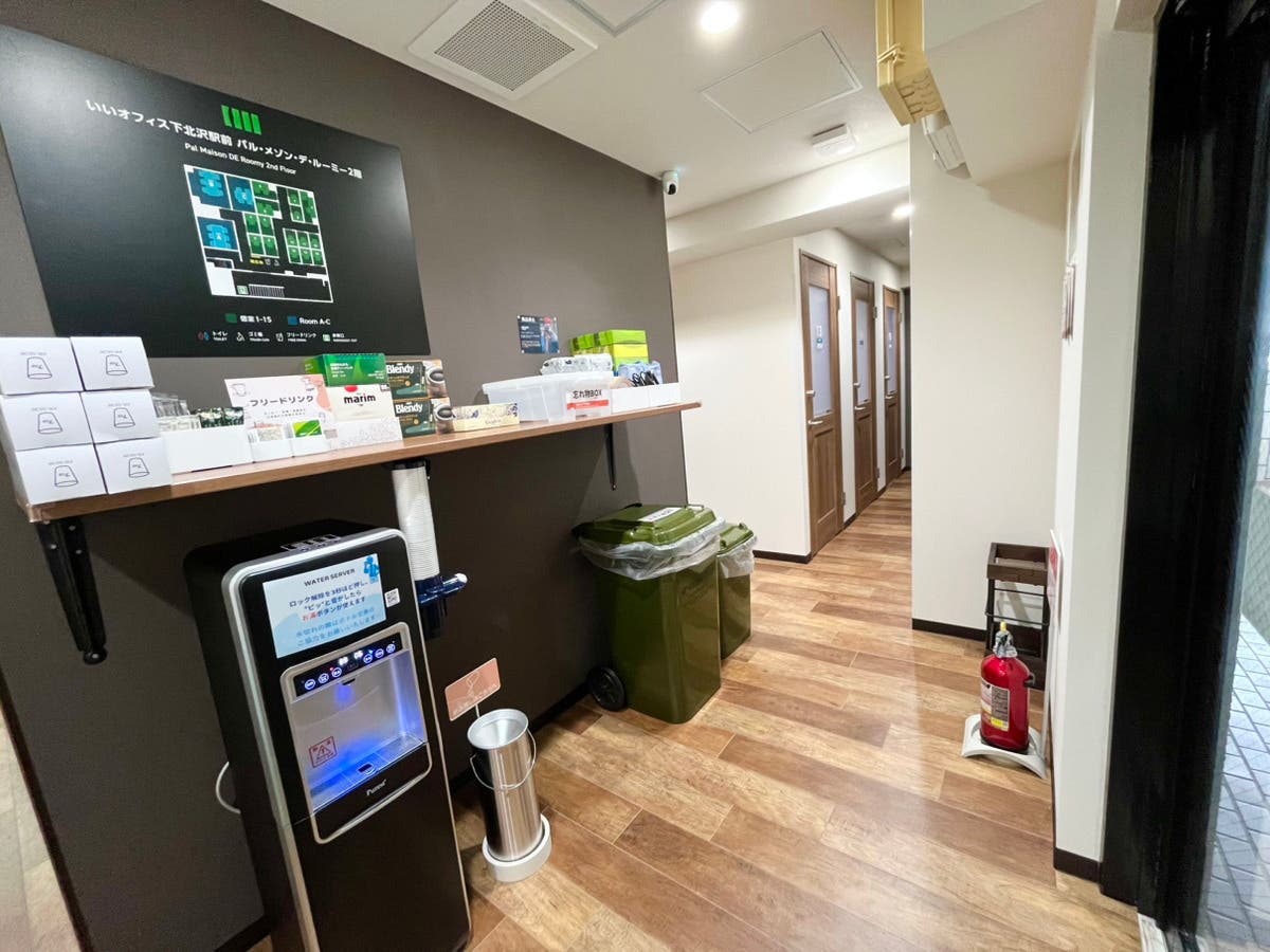 【下北沢駅から徒歩1分】モニター・フリードリンク付き2名個室（ブース9）の写真5