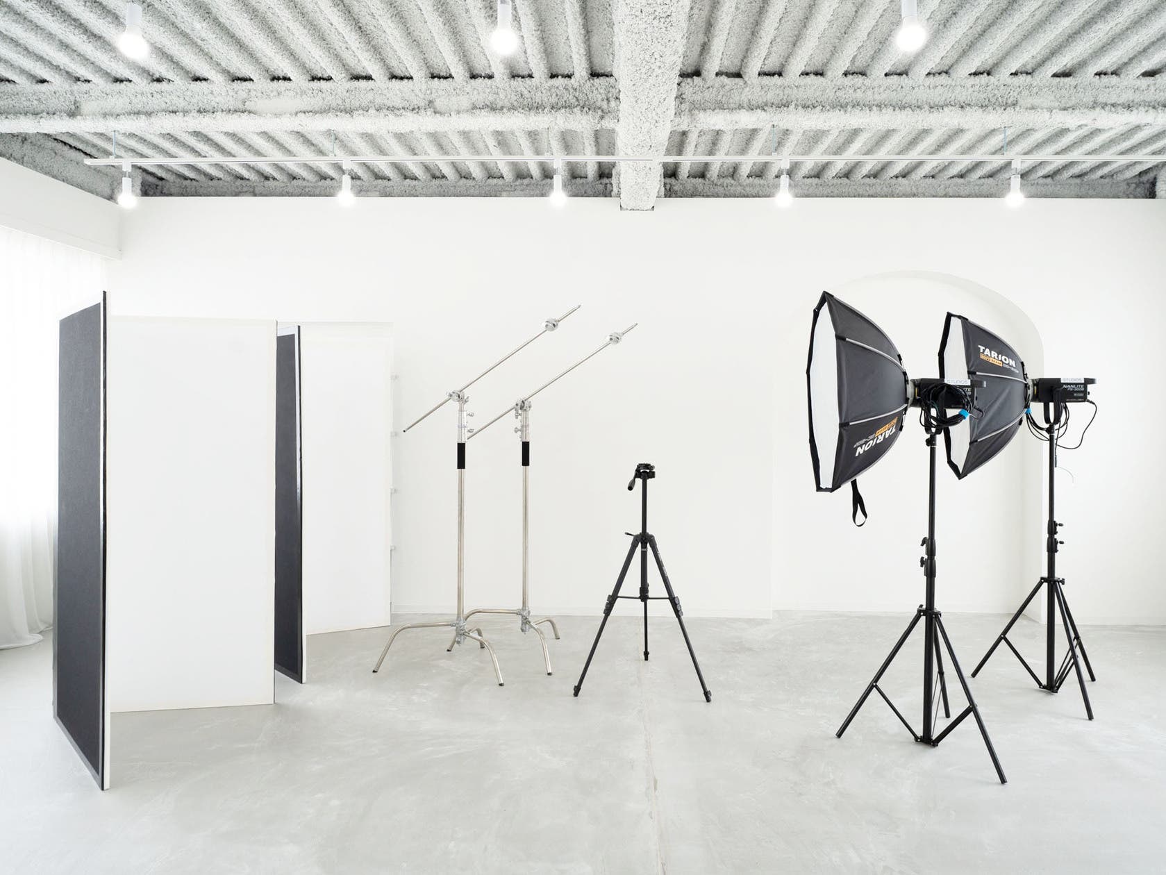 撮影機材無料・自然光・コンクリ床・白壁・アーチ・埋込本棚【 アパレル｜撮影｜POP UP 】メイクルーム完備・大須観音7分の写真3