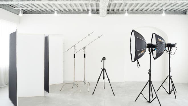 撮影機材無料・自然光・コンクリ床・白壁・アーチ・埋込本棚【 アパレル|撮影|POP UP 】メイクルーム完備・大須観音7分の写真3