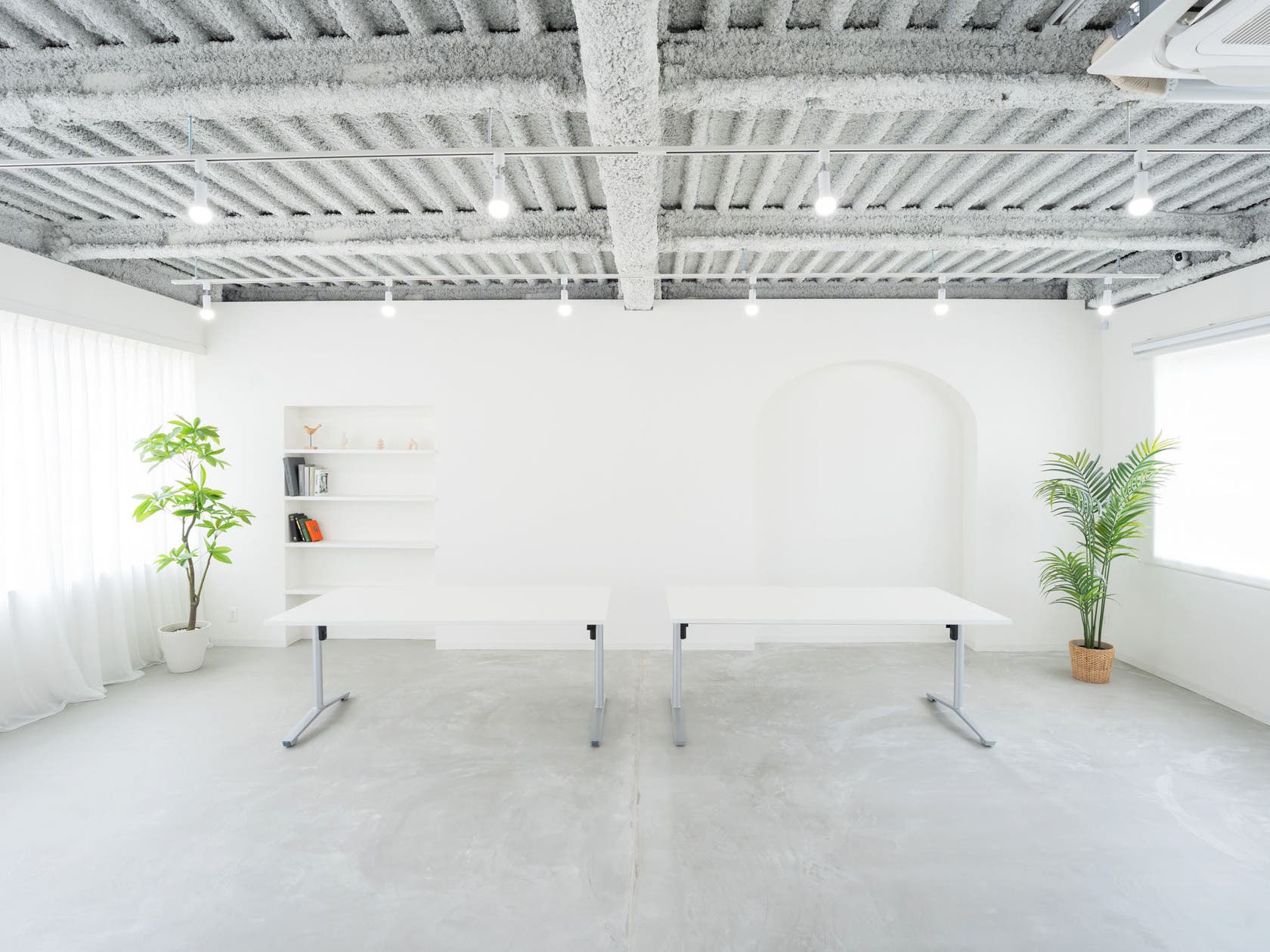 撮影機材無料・自然光・コンクリ床・白壁・アーチ・埋込本棚【 アパレル｜撮影｜POP UP 】メイクルーム完備・大須観音7分の写真5