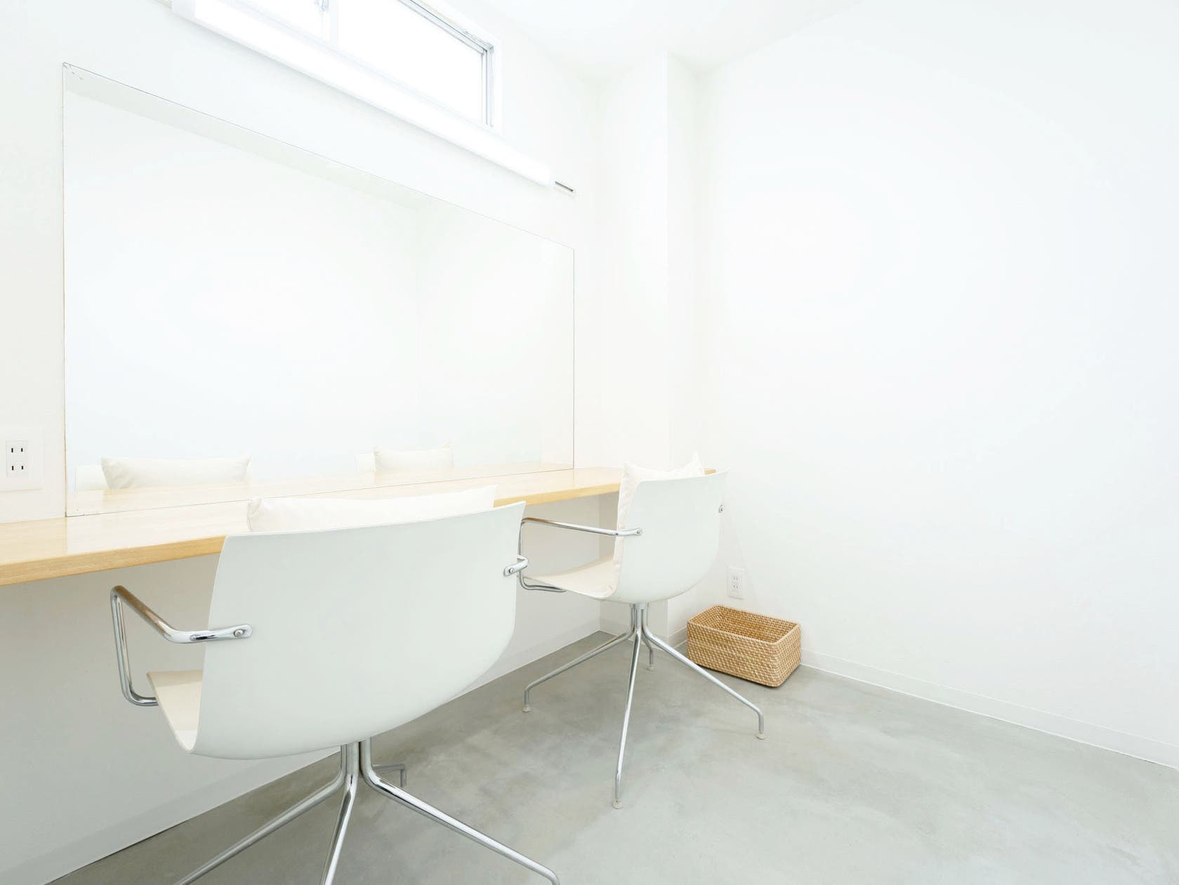 撮影機材無料・自然光・コンクリ床・白壁・アーチ・埋込本棚【 アパレル｜撮影｜POP UP 】メイクルーム完備・大須観音7分の写真17