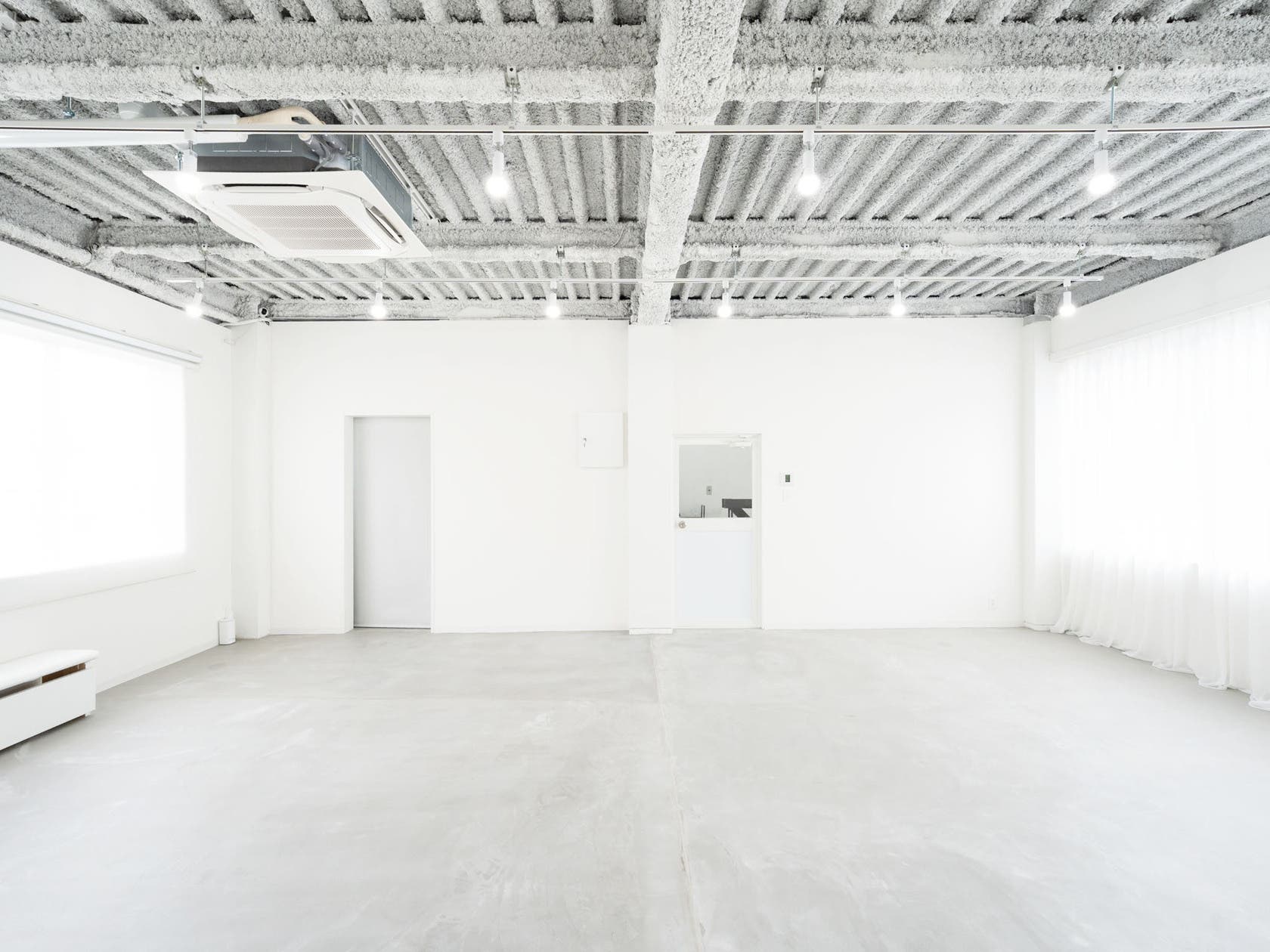 撮影機材無料・自然光・コンクリ床・白壁・アーチ・埋込本棚【 アパレル｜撮影｜POP UP 】メイクルーム完備・大須観音7分の写真13