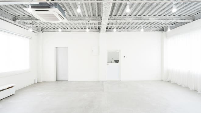 撮影機材無料・自然光・コンクリ床・白壁・アーチ・埋込本棚【 アパレル|撮影|POP UP 】メイクルーム完備・大須観音7分の写真13