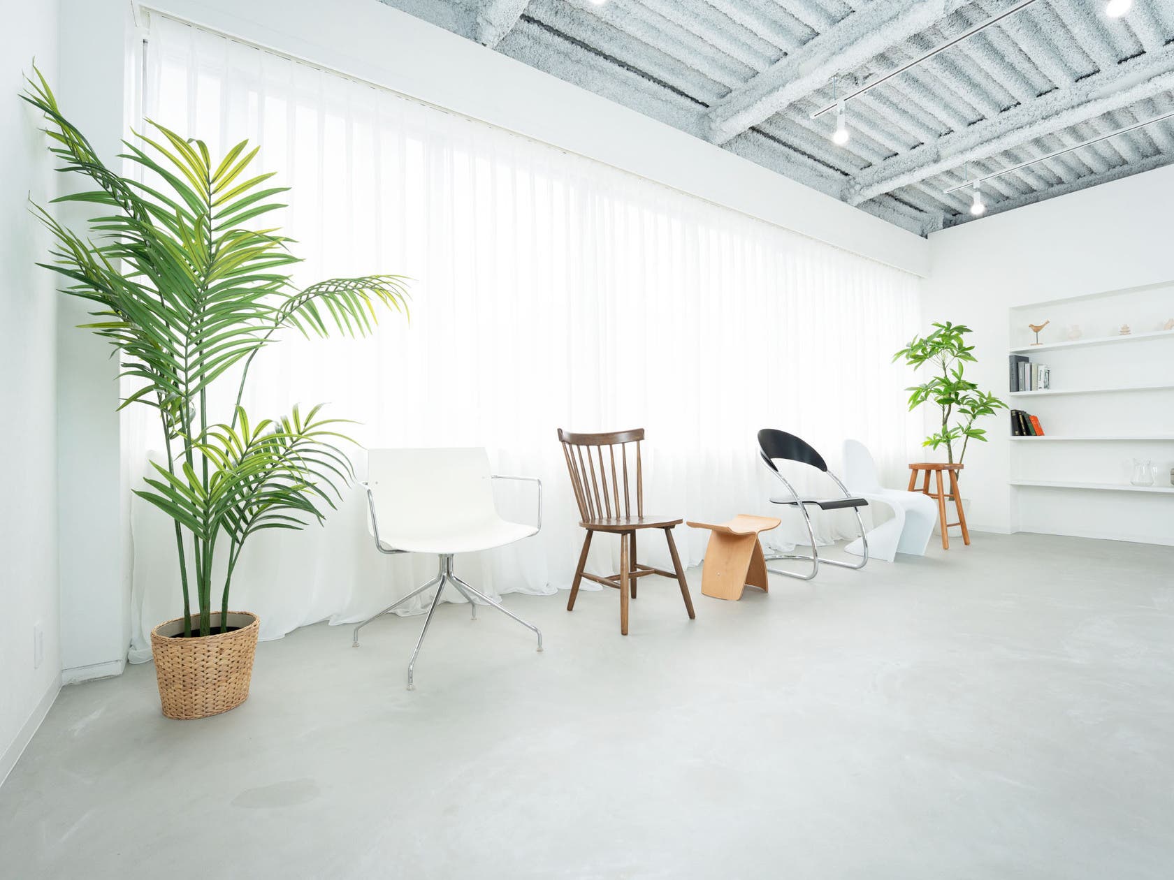 撮影機材無料・自然光・コンクリ床・白壁・アーチ・埋込本棚【 アパレル｜撮影｜POP UP 】メイクルーム完備・大須観音7分の写真26