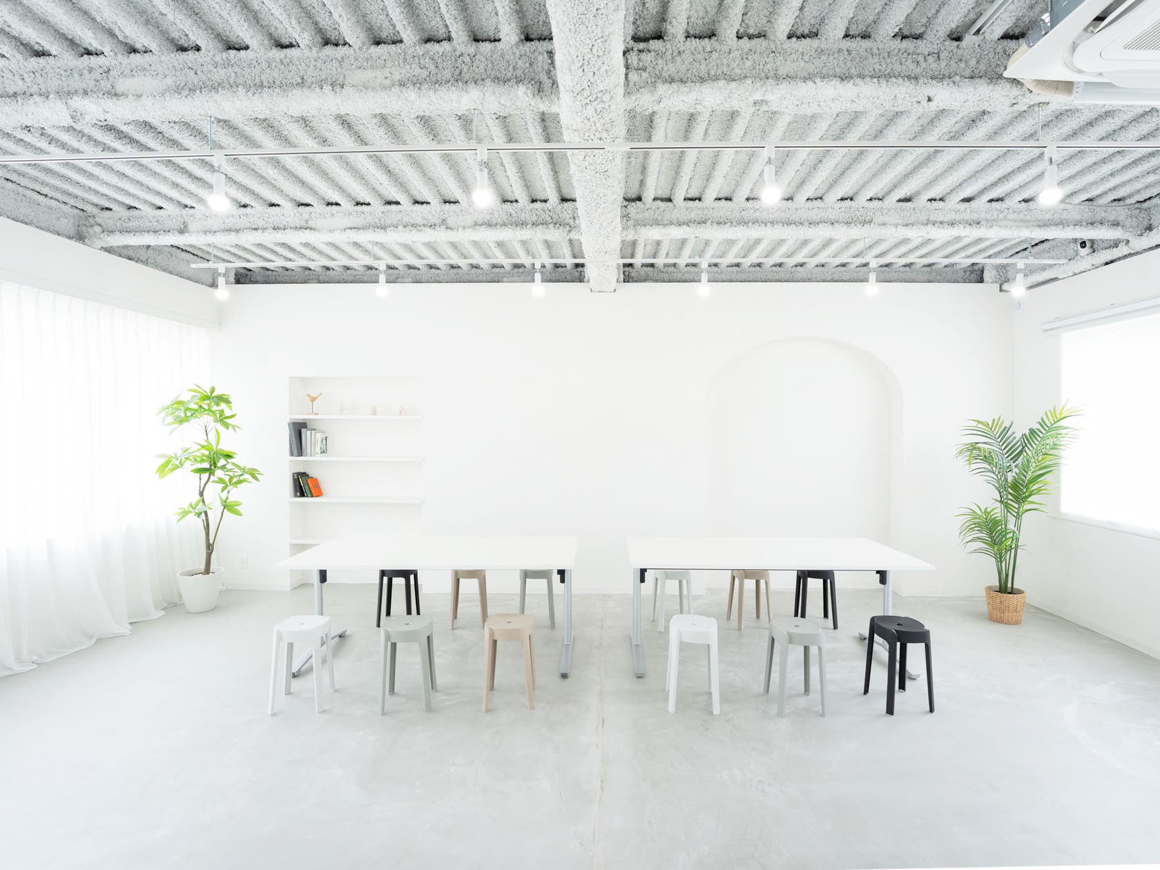 撮影機材無料・自然光・コンクリ床・白壁・アーチ・埋込本棚【 アパレル｜撮影｜POP UP 】メイクルーム完備・大須観音7分の写真8