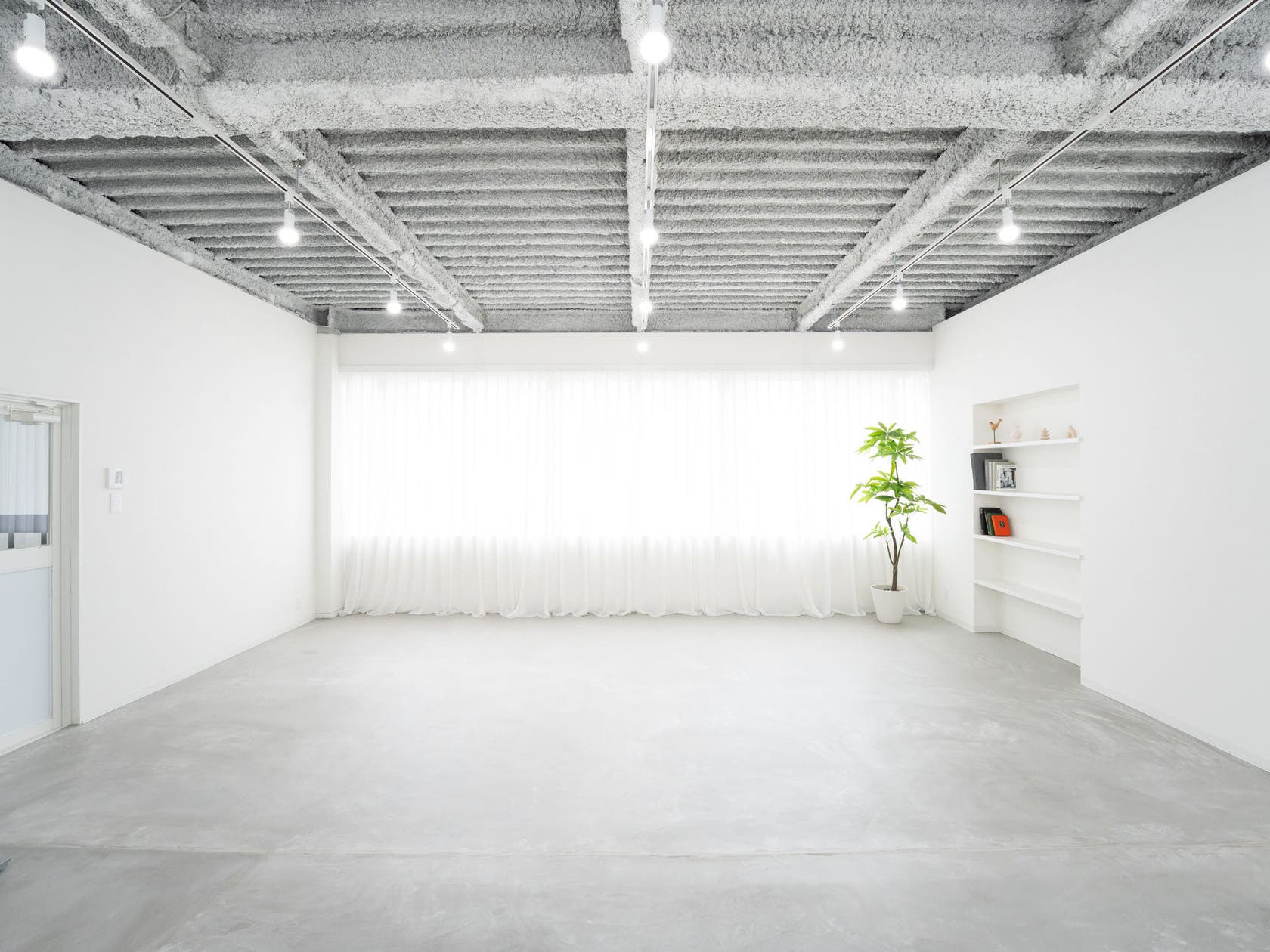 撮影機材無料・自然光・コンクリ床・白壁・アーチ・埋込本棚【 アパレル｜撮影｜POP UP 】メイクルーム完備・大須観音7分の写真15