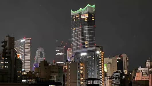 東新宿駅徒歩1分の好立地。丸ごと貸し切りでご利用いただけ、広々としたバルコニーからはミリオンドール夜景を一望可能!の写真2