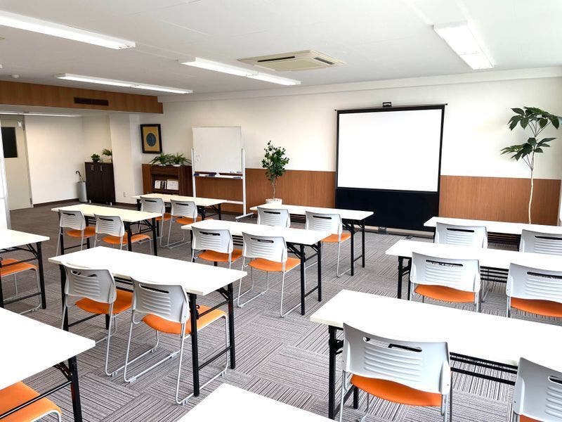 【新栄徒歩5分定員24名】窓の大きな開放感のあるスペース✨ WiFI、プロジェクター、ホワイドボード無料の写真2
