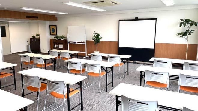 【新栄徒歩5分定員24名】窓の大きな開放感のあるスペース✨ WiFI、プロジェクター、ホワイドボード無料の写真2