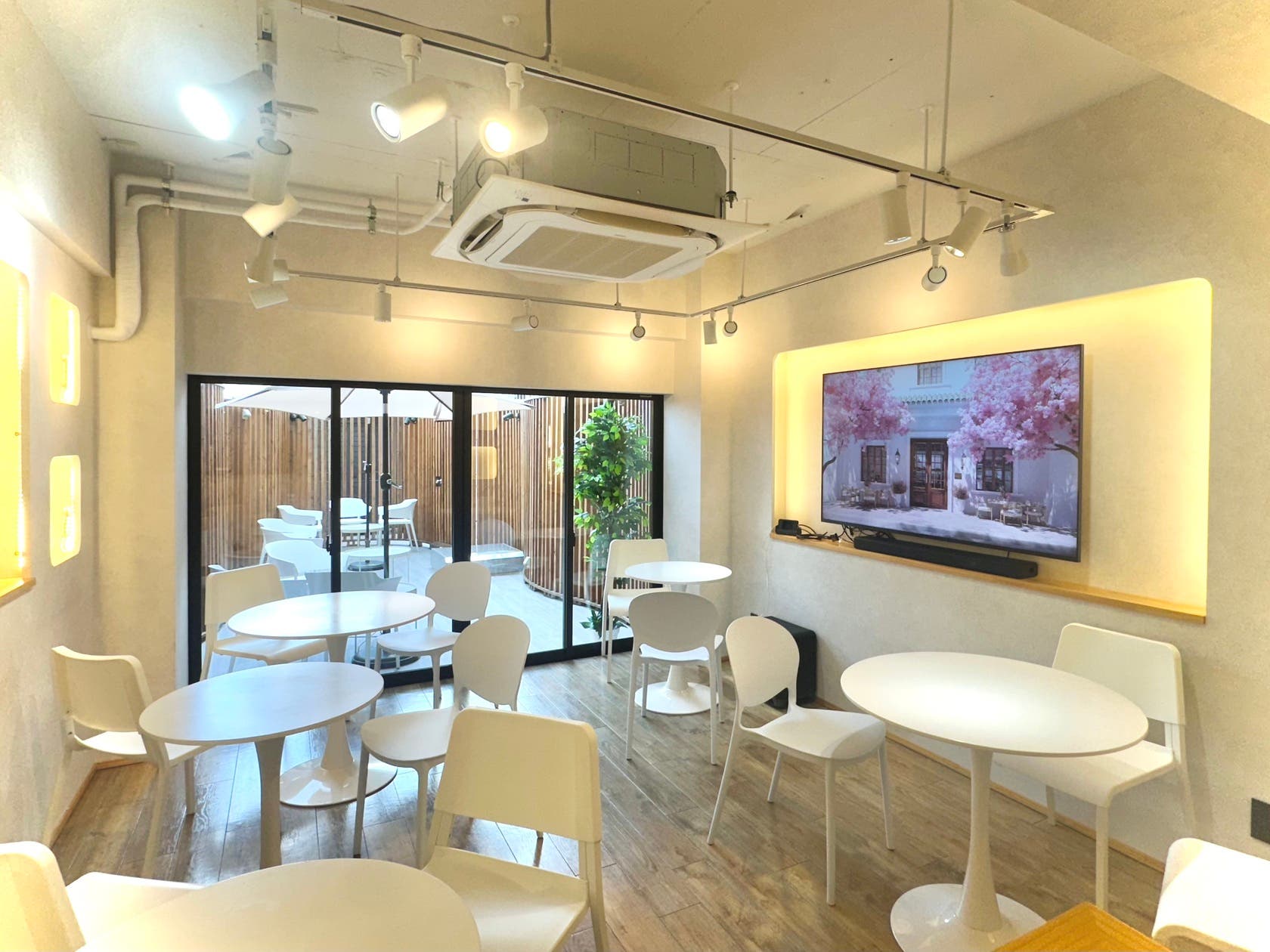 新大久保駅2分、広いバルコニーと白い店内、BBQも可能なパーティースペースの写真2