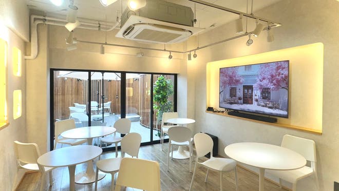 新大久保駅2分、広いバルコニーと白い店内、BBQも可能なパーティースペースの写真2