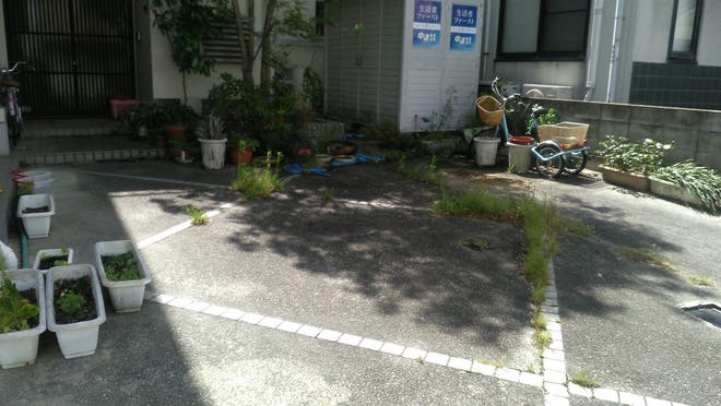 古いブティックの駐車場の写真1