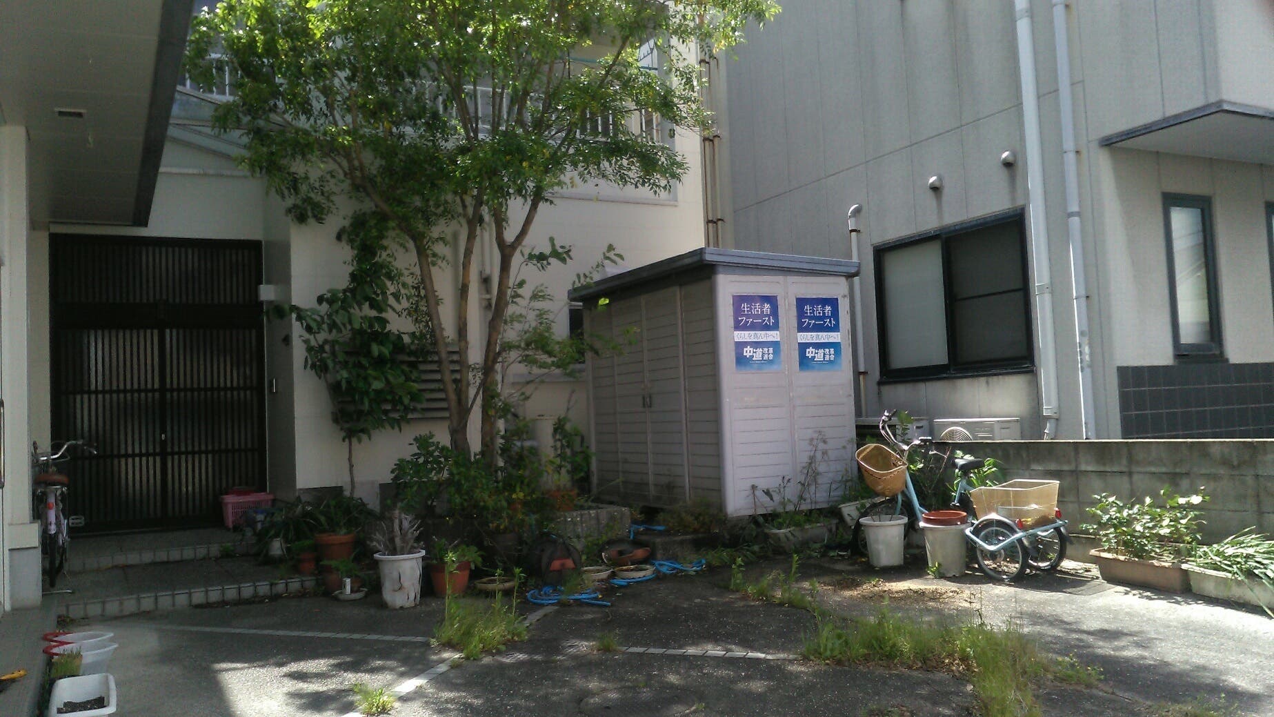 古いブティックの駐車場の写真2