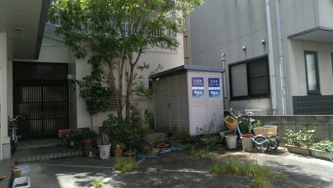 古いブティックの駐車場の写真2