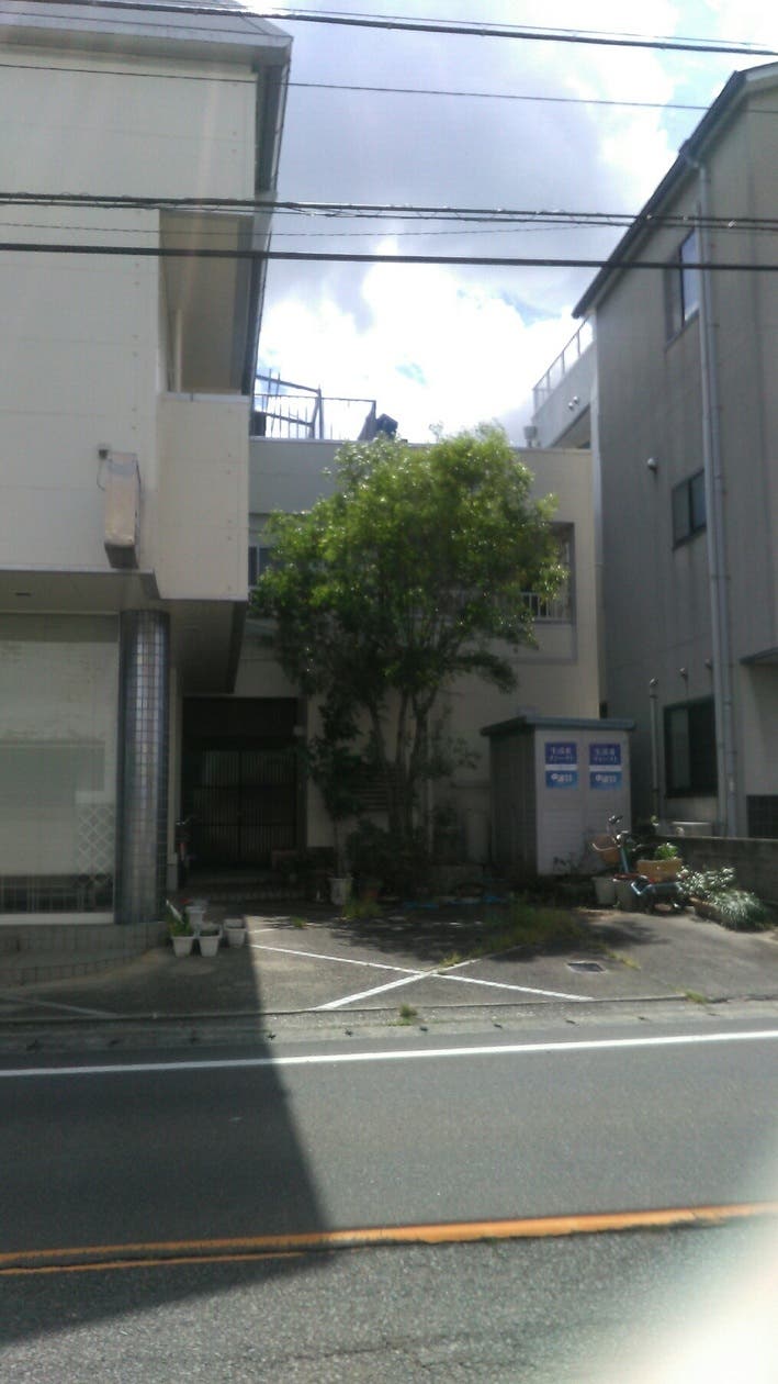 古いブティックの駐車場の写真9