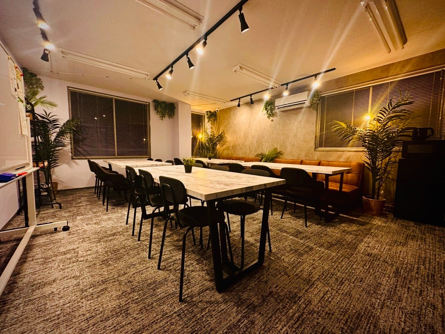 NEW【八丁堀駅2分！宝町駅3分！】最大24名着席/無料Wifi/会議・撮影・女子会・ボドゲ・パーティ・商談等！飲食🍺🍷可！の写真2