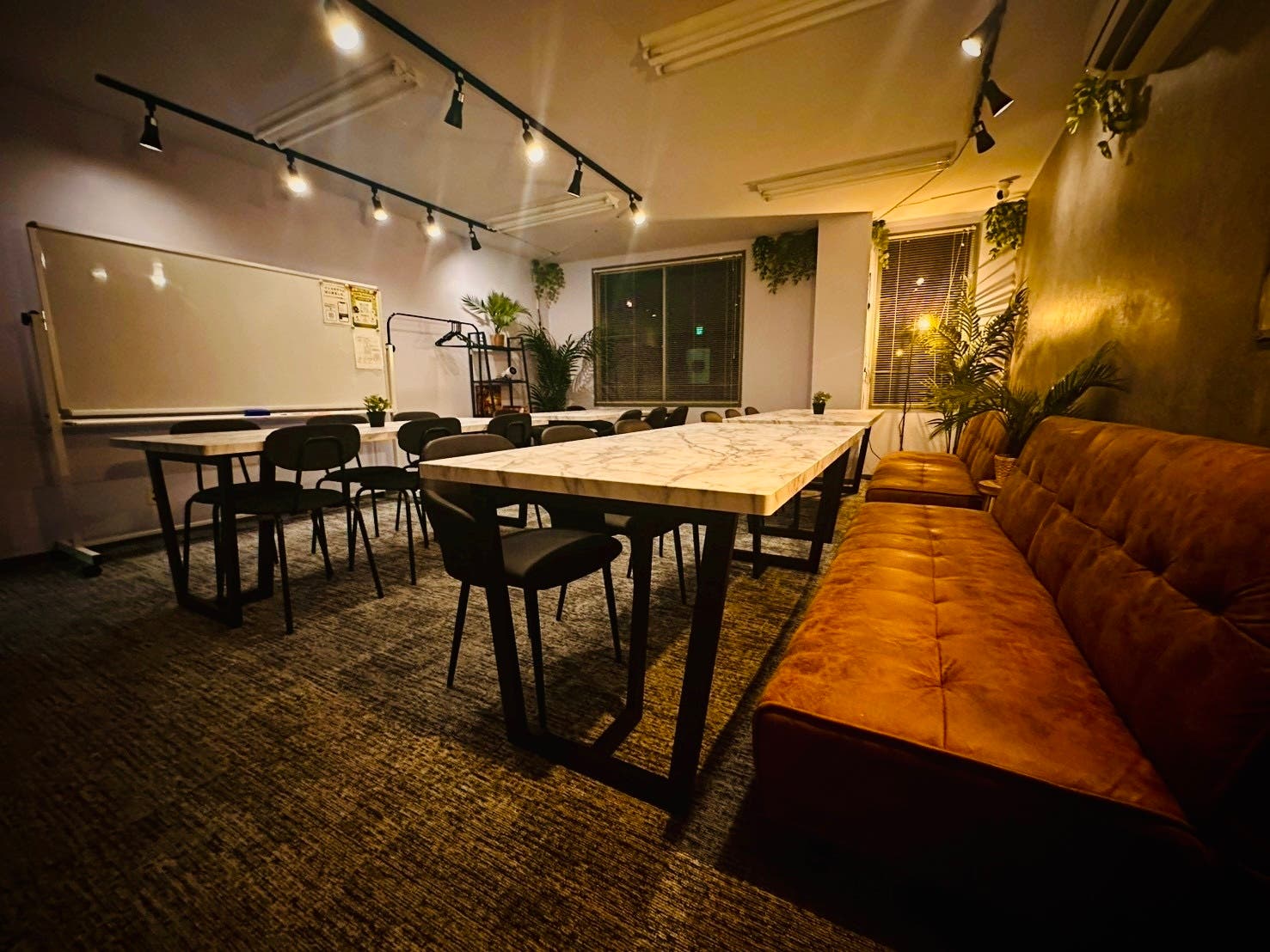 NEW【八丁堀駅2分！宝町駅3分！】最大24名着席/無料Wifi/会議・撮影・女子会・ボドゲ・パーティ・商談等！飲食🍺🍷可！の写真9