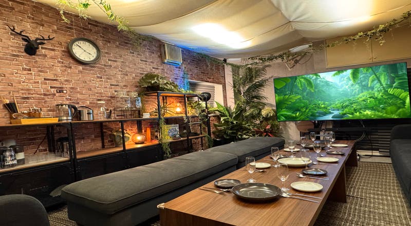 🌿グリーン溢れるブルックリン空間🍃神田駅5分✨75型TV📺14名着席ソファ🛋️電気ピザ窯🍕パーティー 🎉女子会🥂