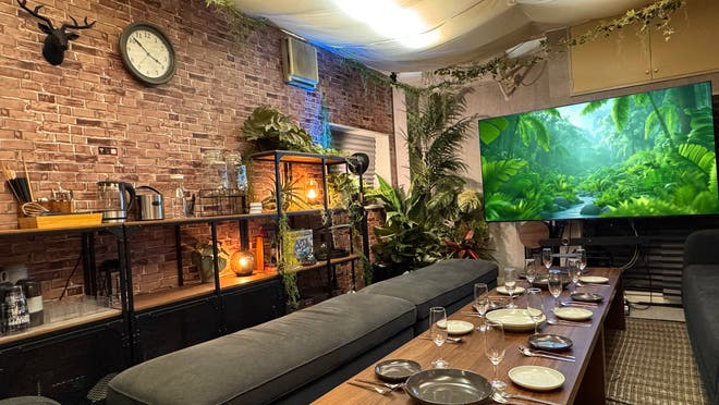 🌿グリーン溢れるブルックリン空間🍃神田駅5分✨75型TV📺14名着席ソファ🛋️電気ピザ窯🍕パーティー 🎉女子会🥂の写真1