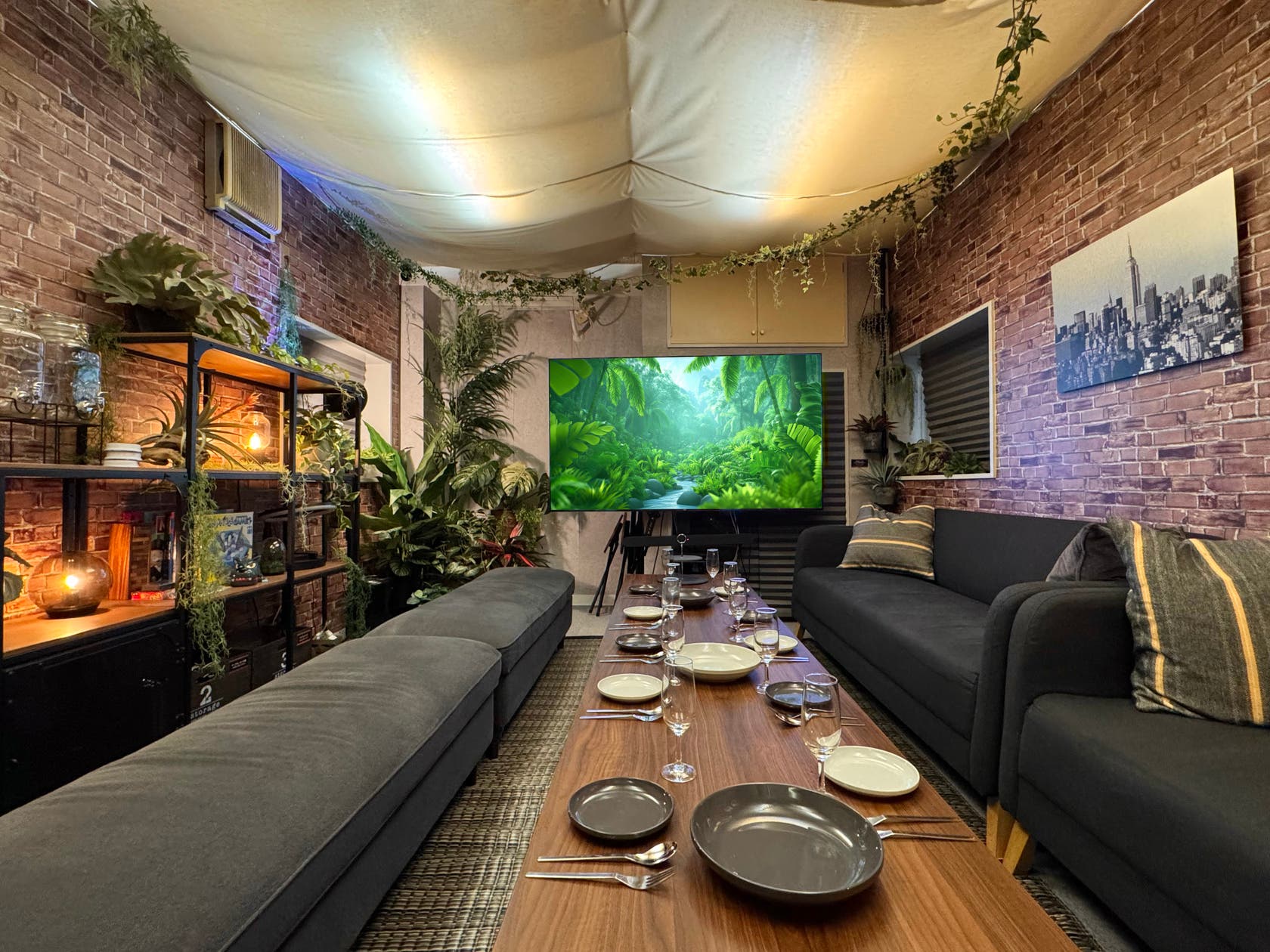 🌿グリーン溢れるブルックリン空間🍃神田駅5分✨75型TV📺14名着席ソファ🛋️電気ピザ窯🍕パーティー 🎉女子会🥂の写真4