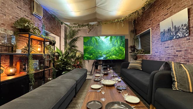 🌿グリーン溢れるブルックリン空間🍃神田駅5分✨75型TV📺14名着席ソファ🛋️電気ピザ窯🍕パーティー 🎉女子会🥂の写真4