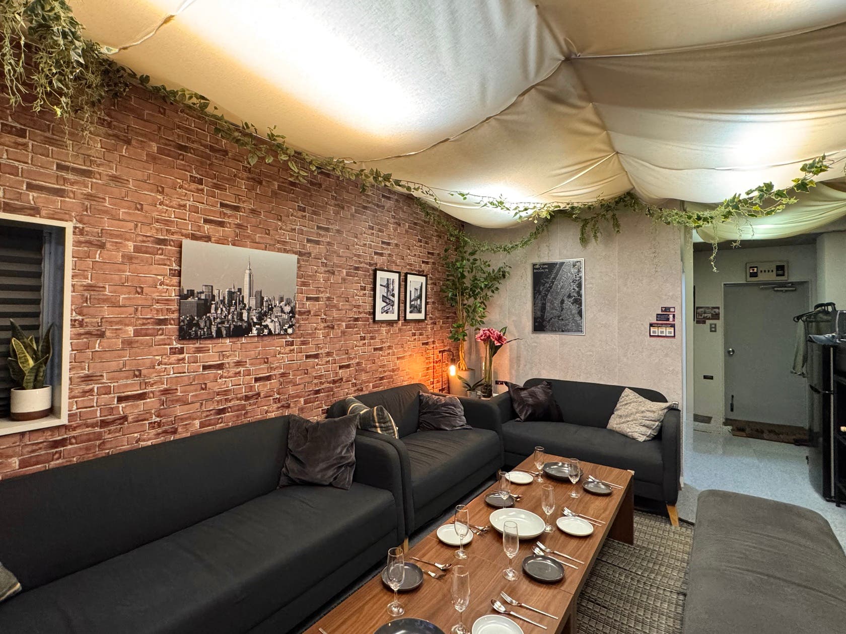 🌿グリーン溢れるブルックリン空間🍃神田駅5分✨75型TV📺14名着席ソファ🛋️電気ピザ窯🍕パーティー 🎉女子会🥂の写真3