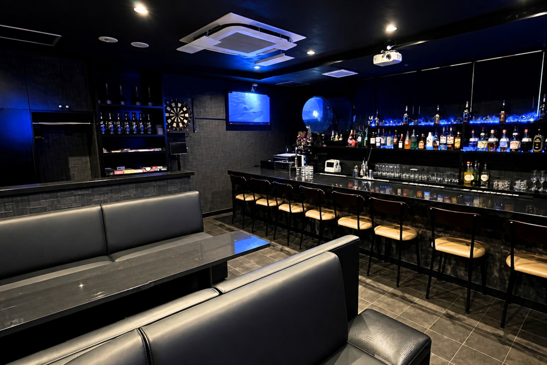 BAR完全貸切/セルフ飲み放題880円/カラオケ・ダーツ無料/結婚式２次会/誕生日会/Bar TK 心斎橋の写真1