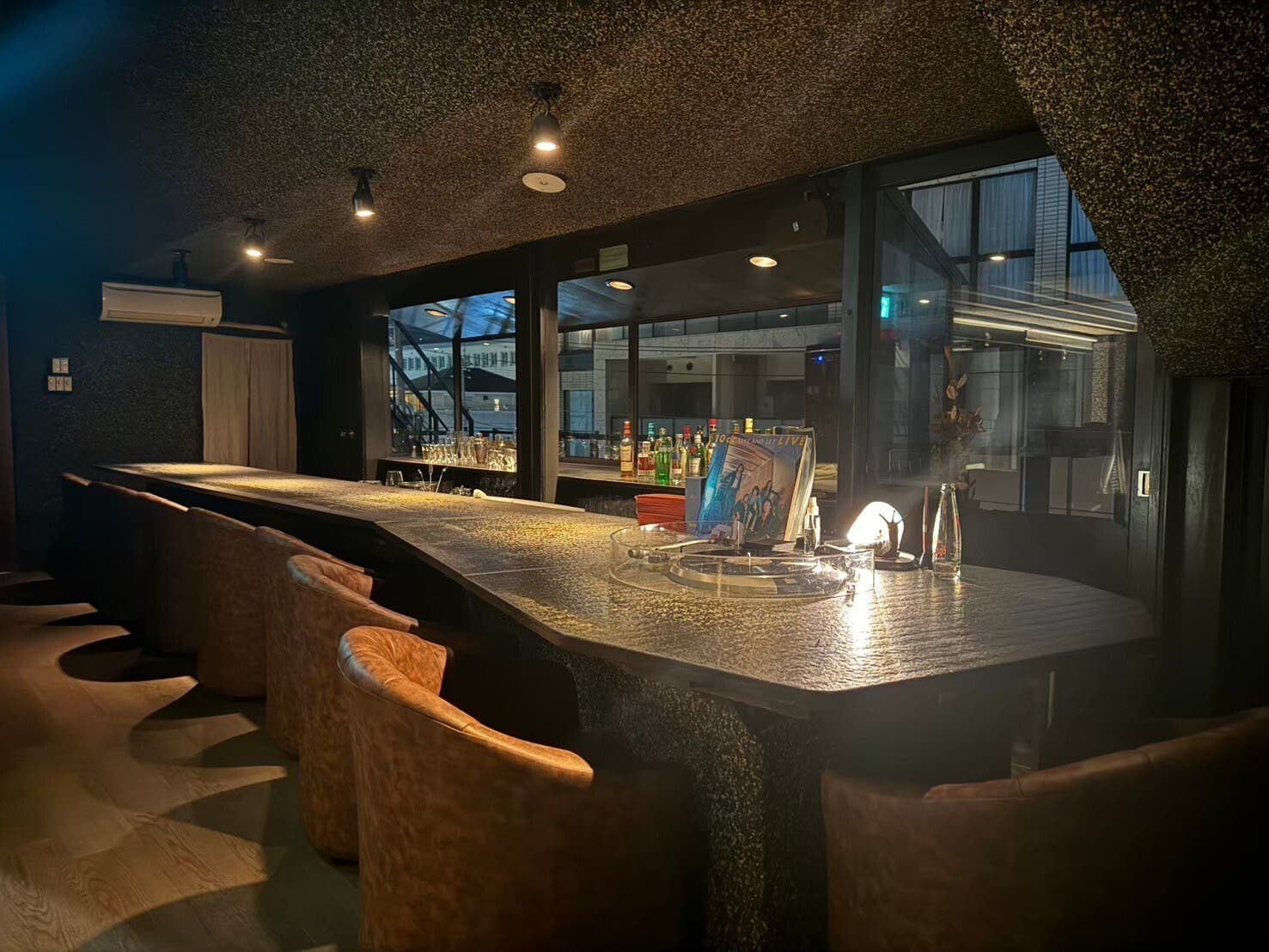 阪神芦屋駅から徒歩2分の老舗Barの写真4