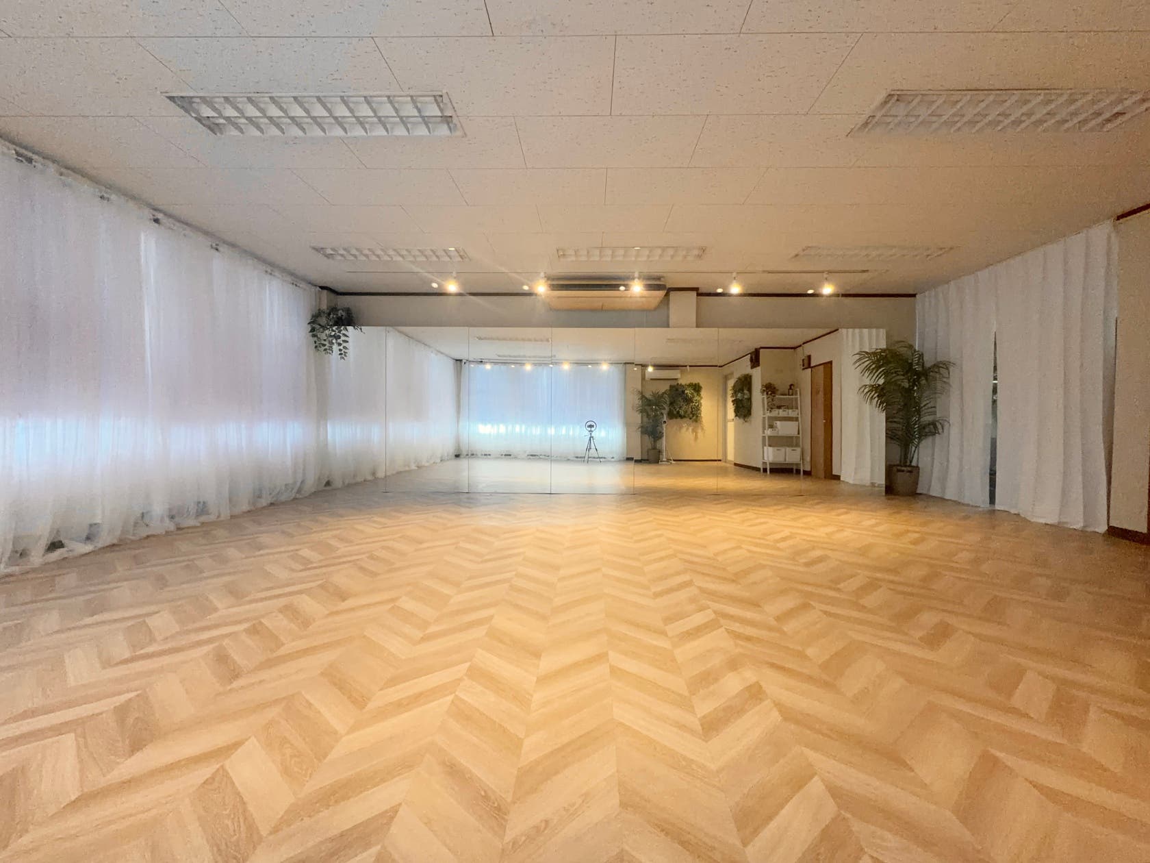 【関内駅3分】広々40㎡超/大型鏡計6m超/調光調色/綺麗なスタジオでダンス・ポージング・ヨガ・演劇・撮影等におすすめ☆の写真3