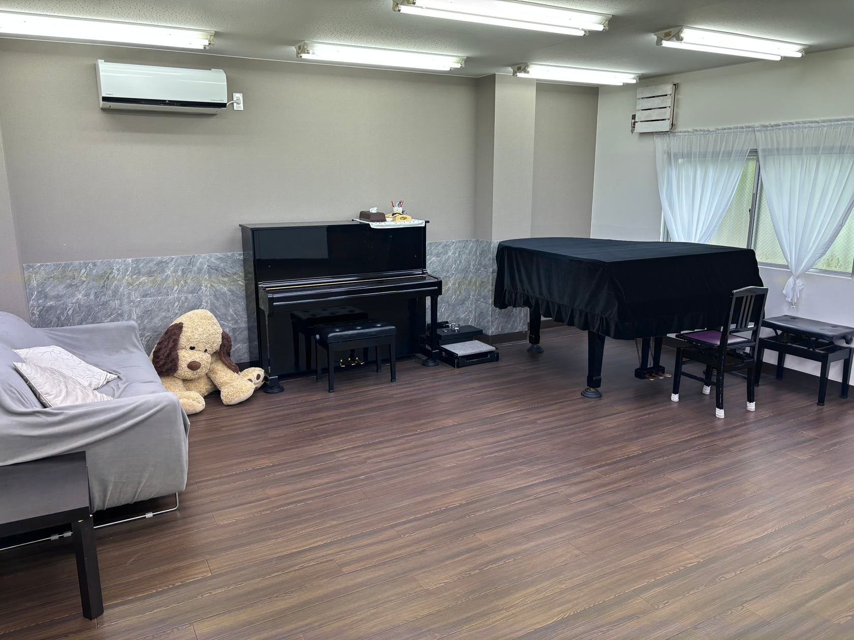大府駅西口から徒歩8分！ピアノ2台完備の広々20畳♪全身ミラーあり！ダンス・撮影・多目的スペースの写真1