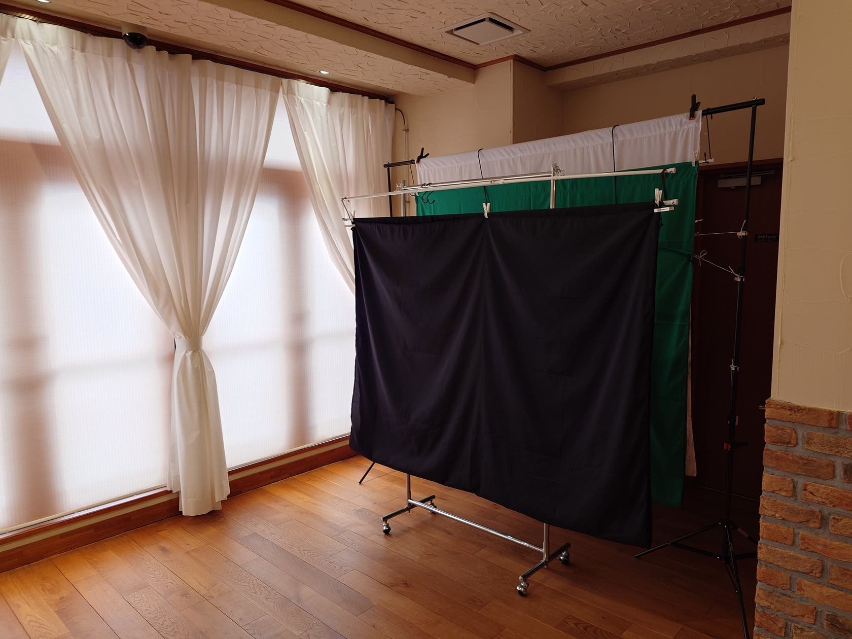 スタジオ撮影や展示会やパーティーに！活用法は無限大の2Fレストラン風ロケーション！の写真9