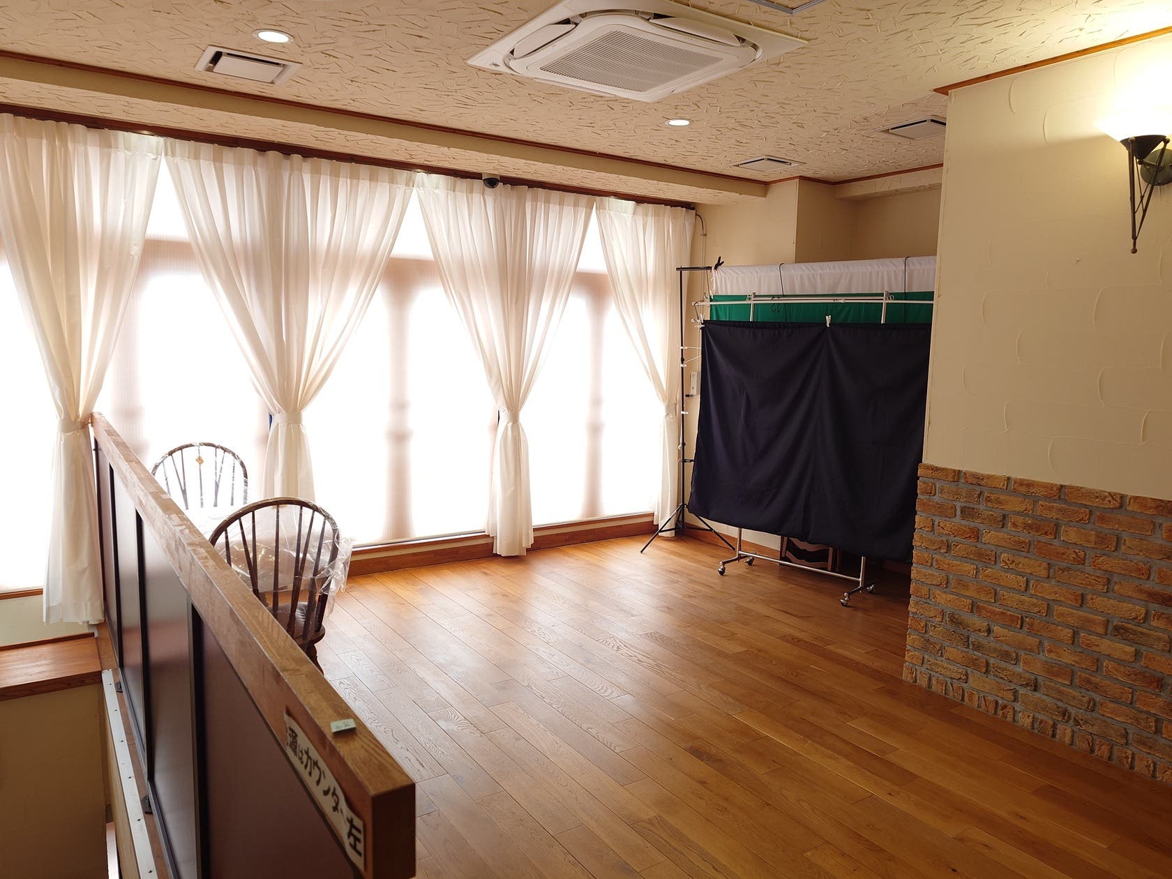 スタジオ撮影や展示会やパーティーに！活用法は無限大の2Fレストラン風ロケーション！の写真1