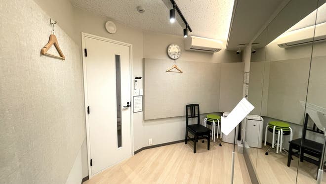 【Ast】飯田橋徒歩4分 清潔で快適、壁一面鏡張り、24時間OK、電子ピアノ、最適な音響。楽器・歌の練習、レッスン、撮影等の写真2