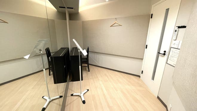 【Ast】飯田橋徒歩4分 清潔で快適、壁一面鏡張り、24時間OK、電子ピアノ、最適な音響。楽器・歌の練習、レッスン、撮影等の写真3