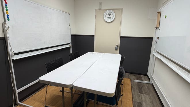 Wホワイトボード【黄色扉の部屋】仙台駅徒歩5分!17㎡の自由な空間!WSやリモートワークの写真1