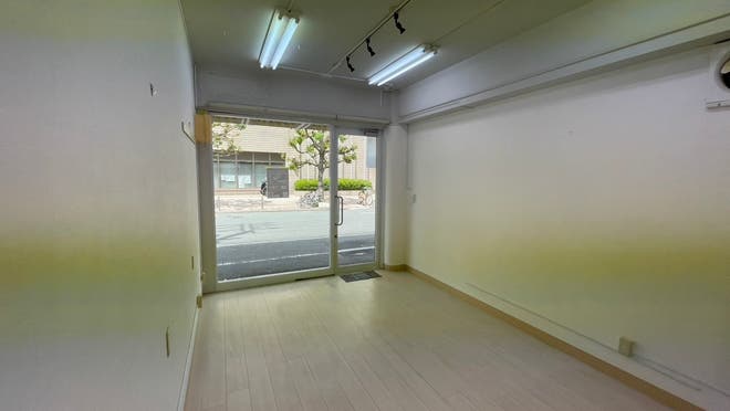 【5月18日以降予約可能🌟 】1階で視認性抜群★岡山駅西口3分★wi-fi、50型モニター、ホワイトボード全て無料の写真3