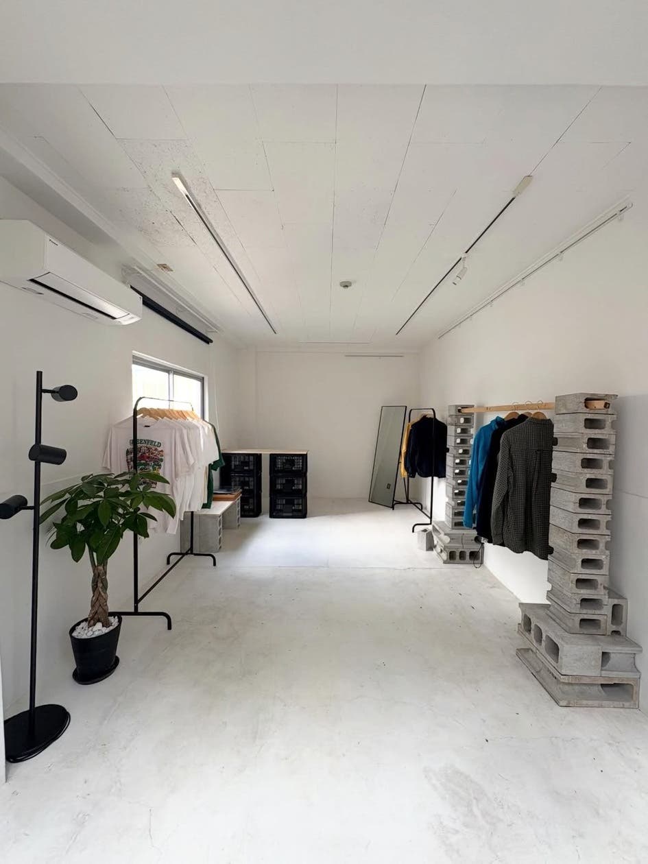 神戸の古着エリアの自然光が照らすレンタルスペースの写真1
