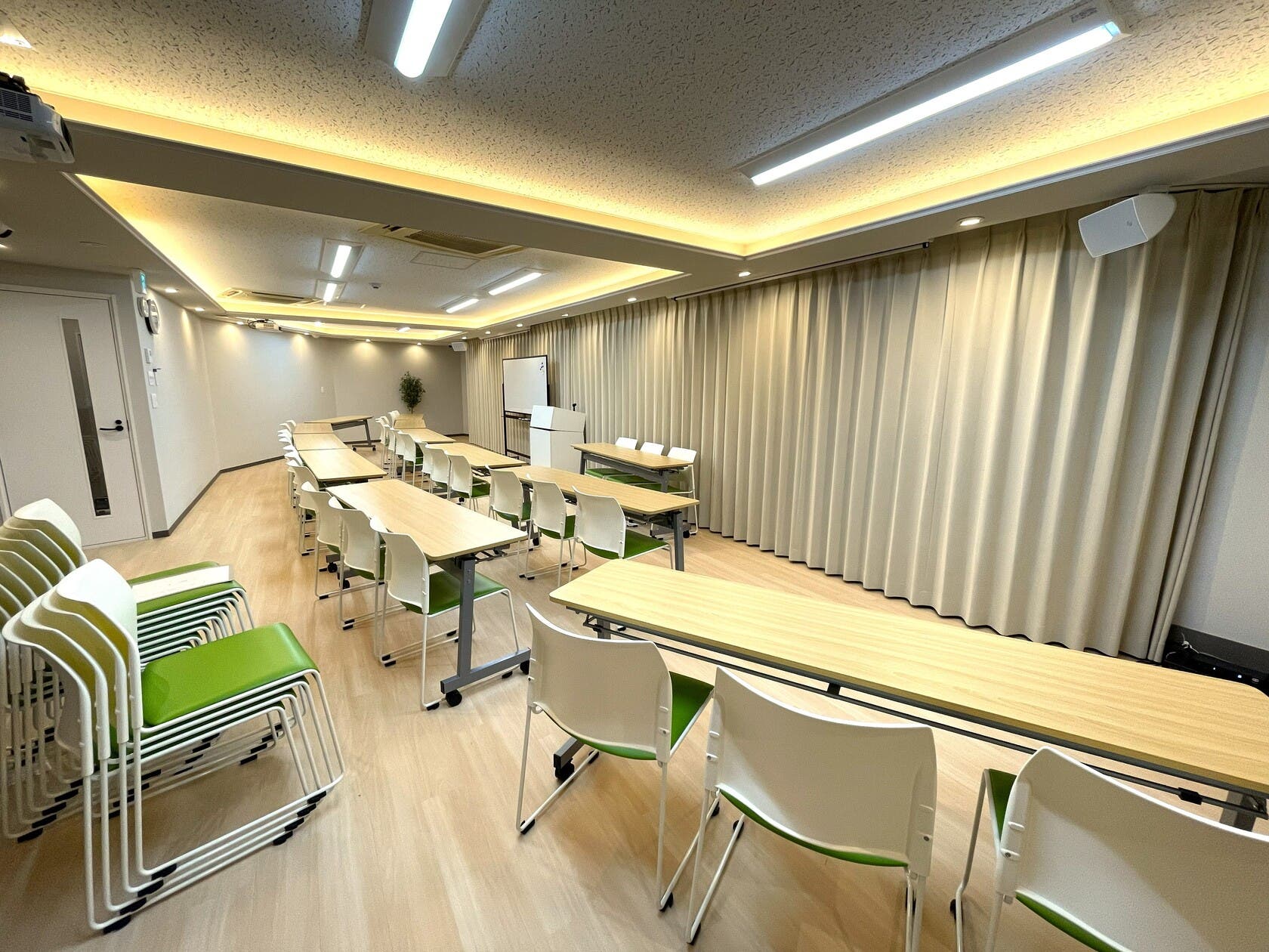 【Bst】飯田橋徒歩4分 最大44名！大スクリーン2台、防音、調光、備品0円、イベント、会議、セミナー、研修、講演、パーティーの写真1