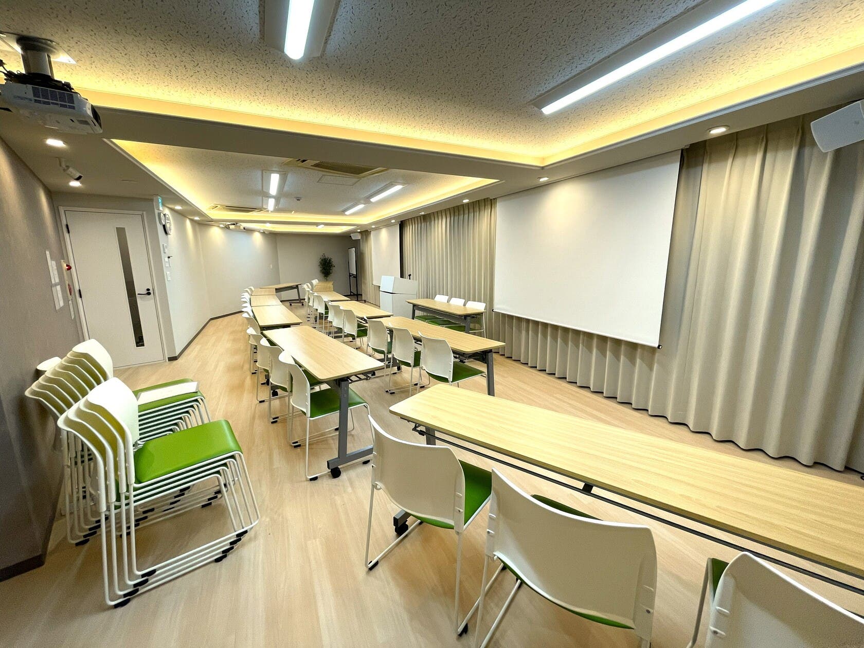 【Bst】飯田橋徒歩4分 最大44名！大スクリーン2台、防音、調光、備品0円、イベント、会議、セミナー、研修、講演、パーティーの写真2