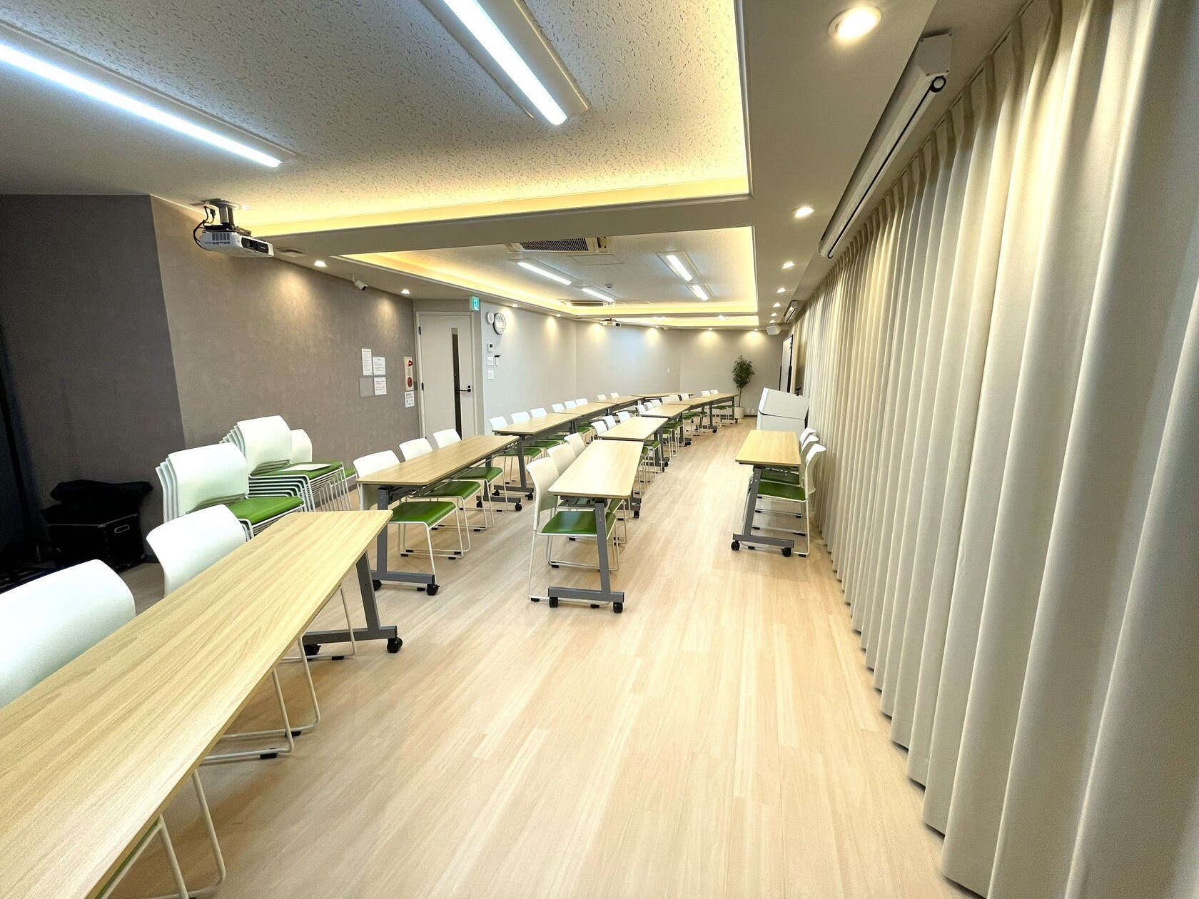 【Bst】飯田橋徒歩4分 最大44名！大スクリーン2台、防音、調光、備品0円、イベント、会議、セミナー、研修、講演、パーティーの写真3