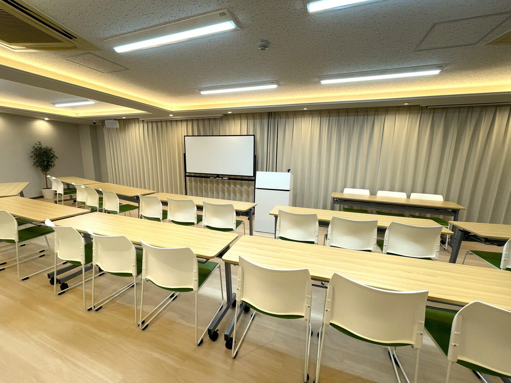 【Bst】飯田橋徒歩4分 最大44名！大スクリーン2台、防音、調光、備品0円、イベント、会議、セミナー、研修、講演、パーティーの写真4